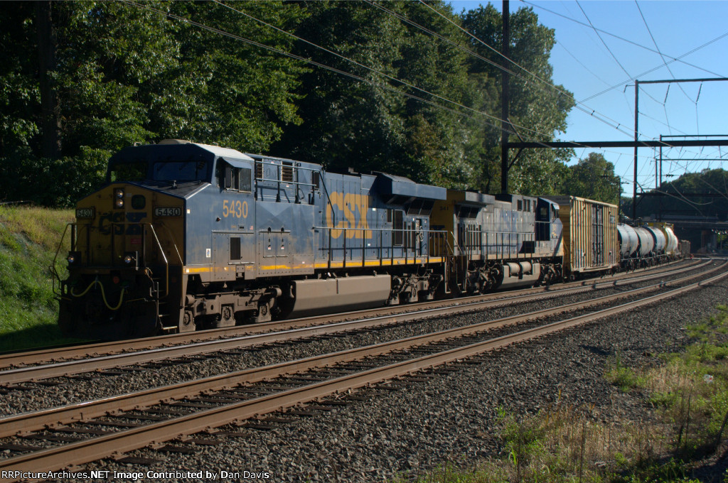CSX ES40DC 5430 leads Q410-15